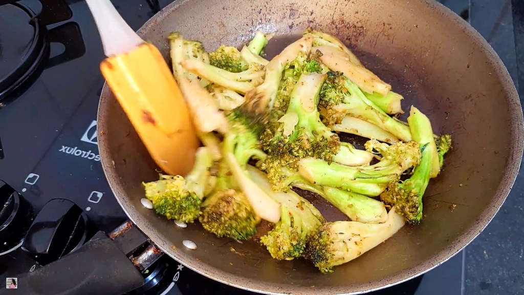 Brócolis Refogado e Crocante